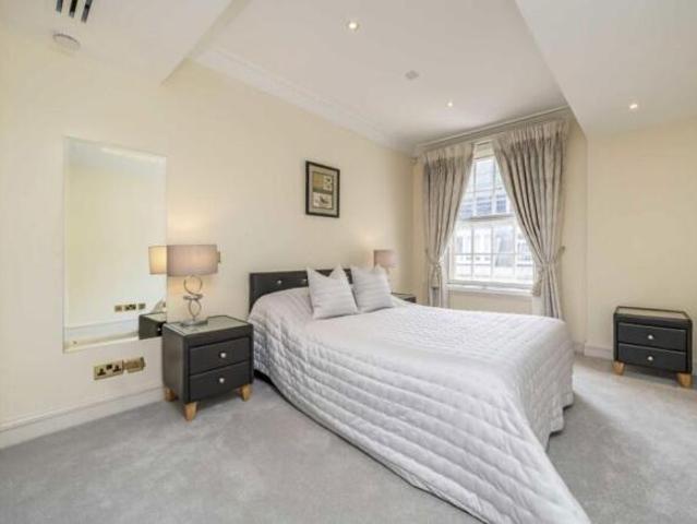 3 bedroom flat for rent in Park Street, Mayfair, W1K