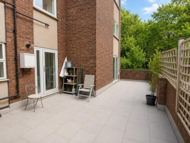 3 bedroom flat for rent in Parkgate Road, London, SW11