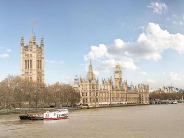 3 bedroom flat for rent in Parliament View Apartments, Albert Embankment, SE1