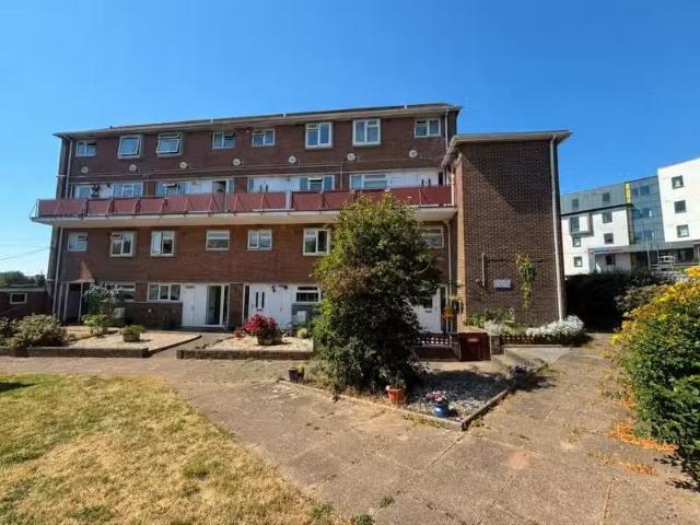 3 bedroom flat for rent in Parr Close, Exeter, EX1