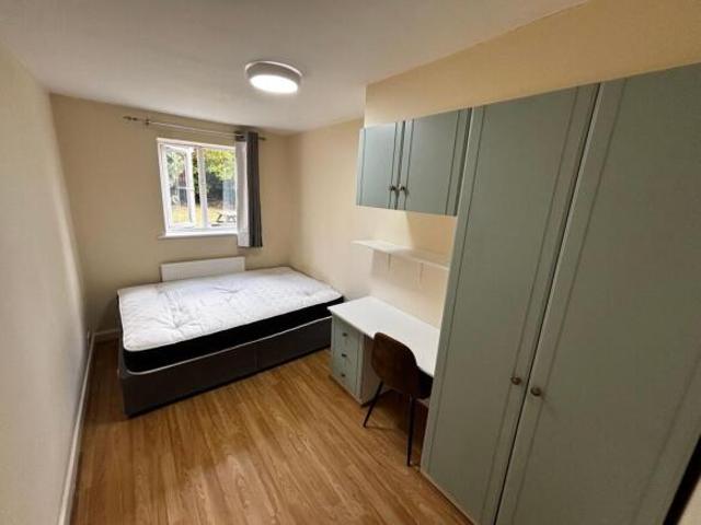 3 bedroom flat for rent in Pennington Court, Leeds, LS6