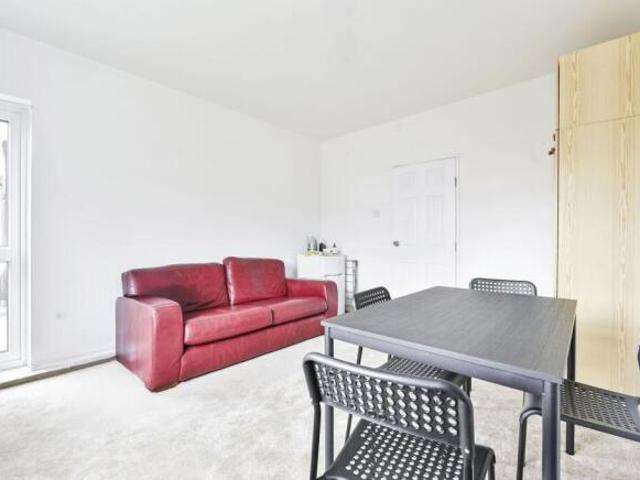 3 bedroom flat for rent in Peterborough Road, Parsons Green, London, SW6