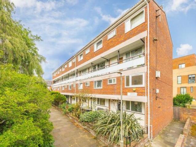 3 bedroom flat for rent in Petersfield Rise, Putney, SW15
