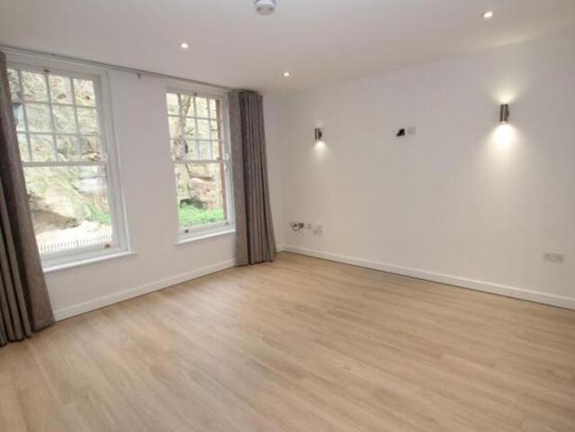 3 bedroom flat for rent in Peveril Drive, Nottingham, NG7