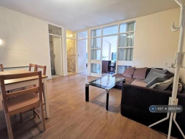 3 bedroom flat for rent in Phoenix Court, London, NW1