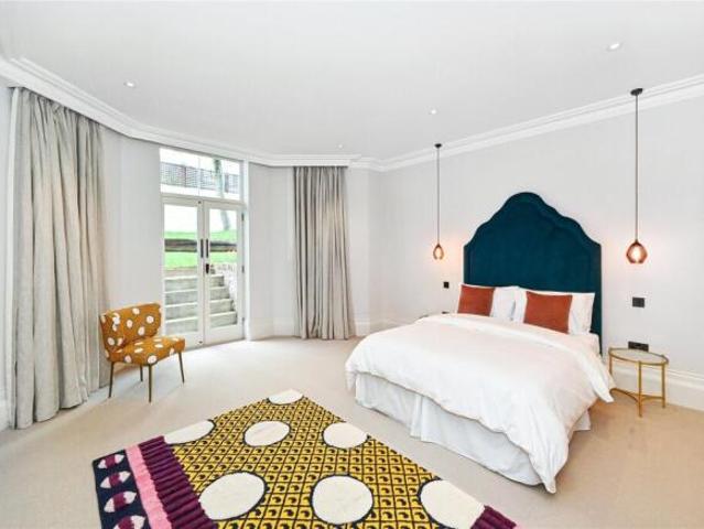 3 bedroom flat for rent in Phillimore Place, Kensington, W8