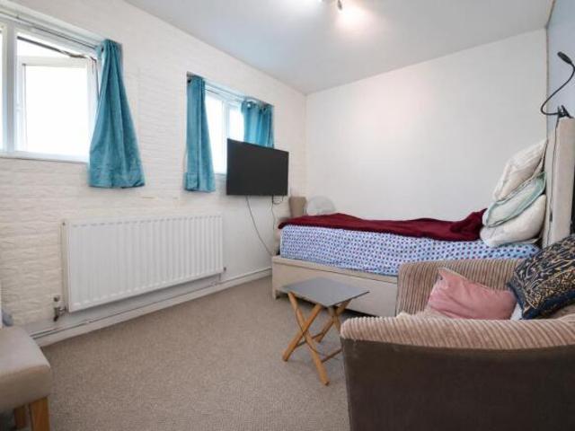 3 bedroom flat for rent in Pit House, Press Road, London NW10 0DA, NW10