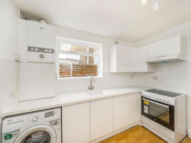 3 bedroom flat for rent in Plato Road, Brixton, SW2