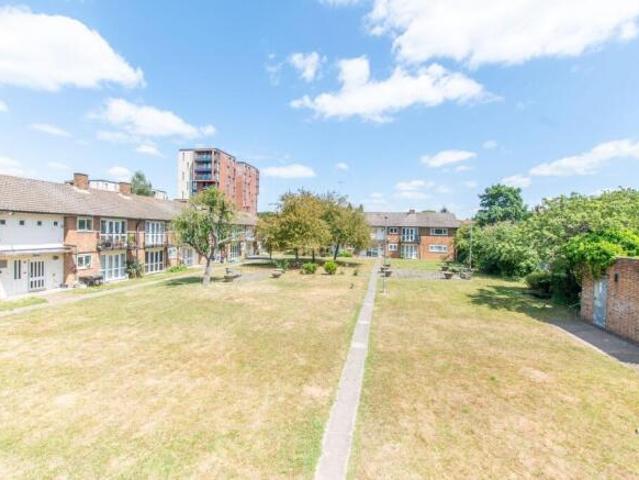 3 bedroom flat for rent in Press Road, Neasden, London, NW10