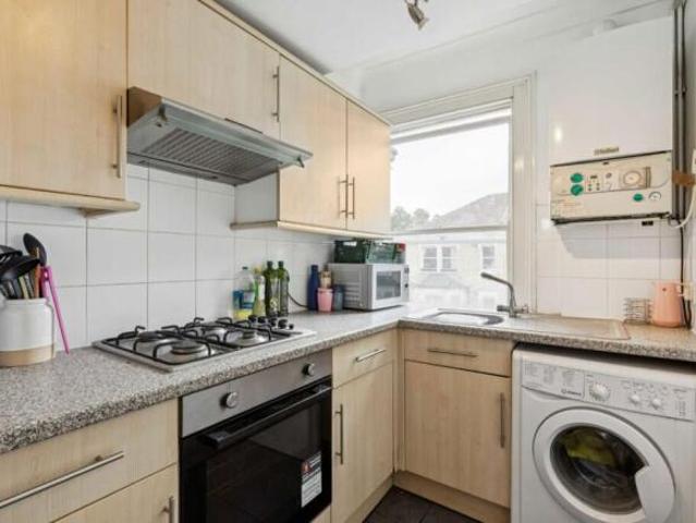 3 bedroom flat for rent in Prideaux Road, Stockwell, SW9