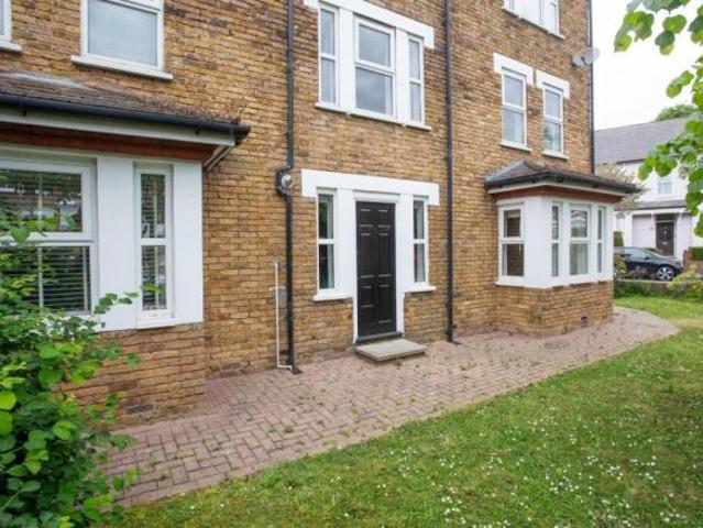 3 bedroom flat for rent in Queen Elizabeths Walk, London, N16