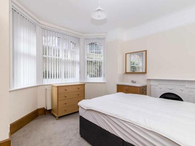 3 bedroom flat for rent in Queen's Club Gardens, West Kensington, W14