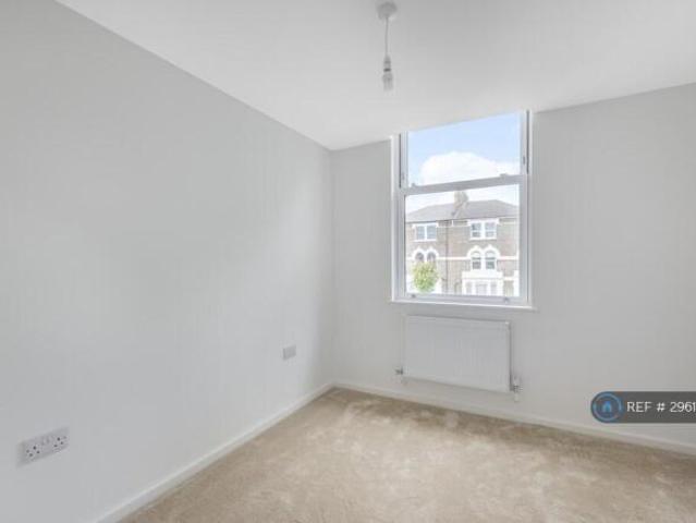 3 bedroom flat for rent in Queens Drive, London, N4