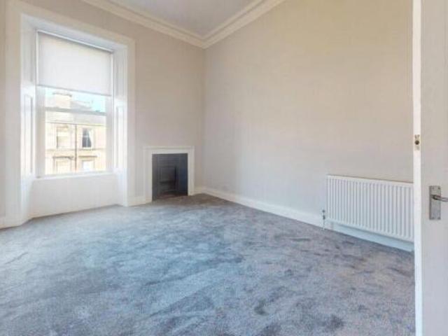 3 bedroom flat for rent in Queens Drive, Struthbungo, Glasgow. G42 8QD, G42