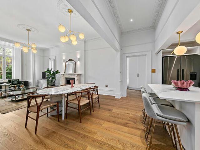 3 bedroom flat for rent in Queens Road, London, TW10