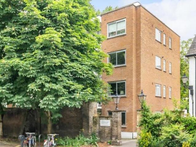 3 bedroom flat for rent in Queensborough Mews, Bayswater, London, W2