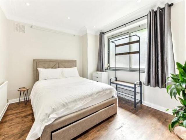 3 bedroom flat for rent in Queensborough Mews, Bayswater, W2