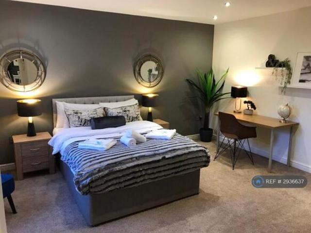 3 bedroom flat for rent in Range Road, Manchester, M16