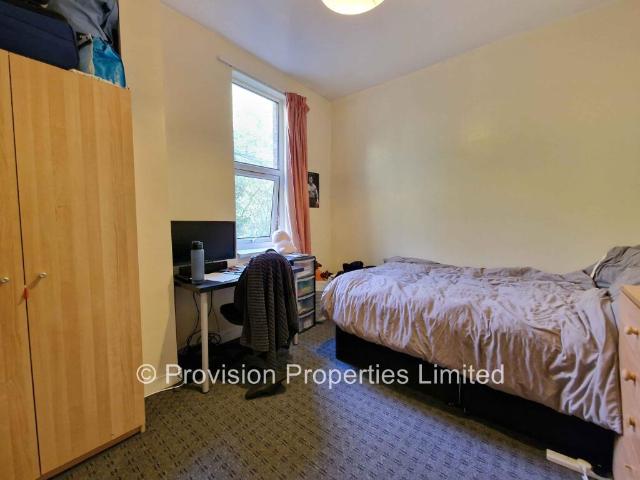3 bedroom flat for rent in Regent Park Terrace, Hyde Leeds, LS6