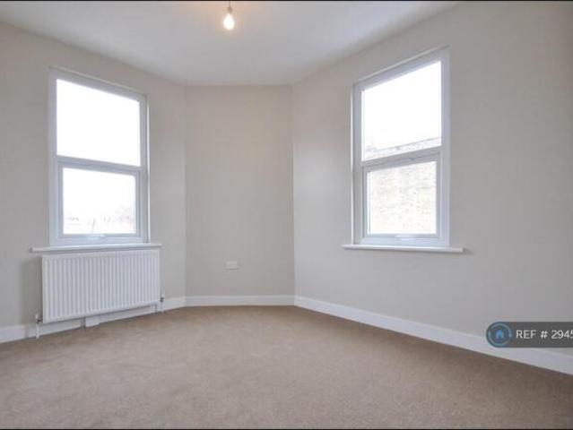 3 bedroom flat for rent in Regina Road, West Ealing, W13