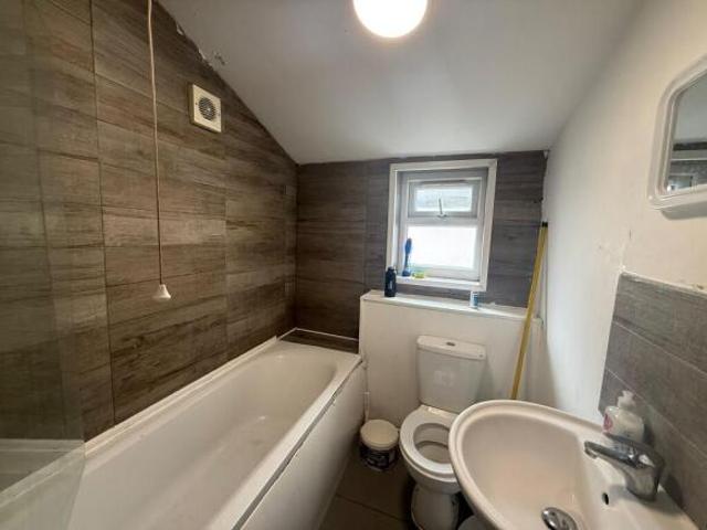 3 bedroom flat for rent in Regina Road, Southall, Middlesex, UB2
