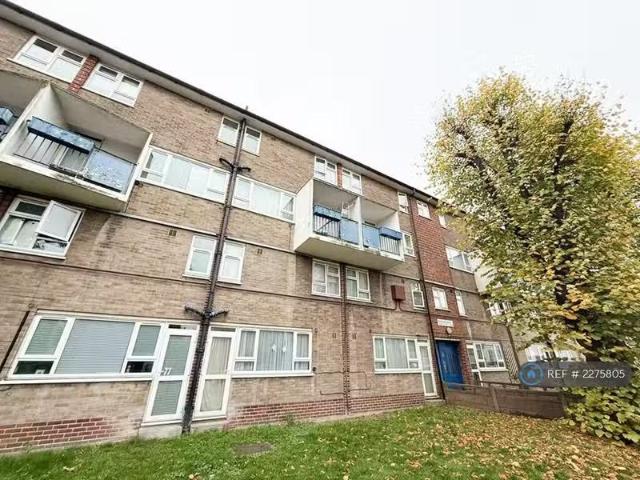 3 bedroom flat for rent in Richmond Road, London, E8