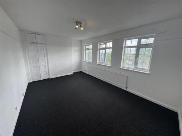 3 bedroom flat for rent in Ridge Avenue, Winchmore Hill, N21
