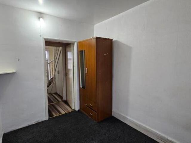 3 bedroom flat for rent in Romford Road, Forest Gate, Newham, London, E7