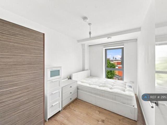 3 bedroom flat for rent in Robert Milligan House, London, E3