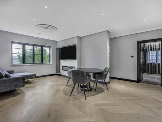 3 bedroom flat for rent in Roehampton Close, Putney, SW15