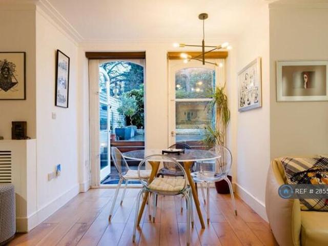 3 bedroom flat for rent in Rosslyn Hill, London, NW3