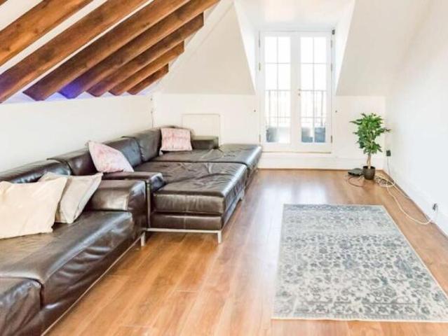 3 bedroom flat for rent in Royal Drive, Friern Barnet, London, N11