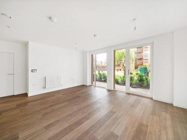 3 bedroom flat for rent in Royal Gateway, London, W3