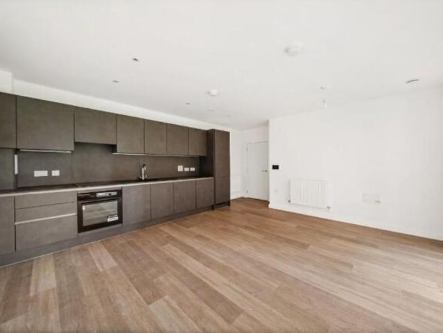 3 bedroom flat for rent in Royal Gateway, London, W3