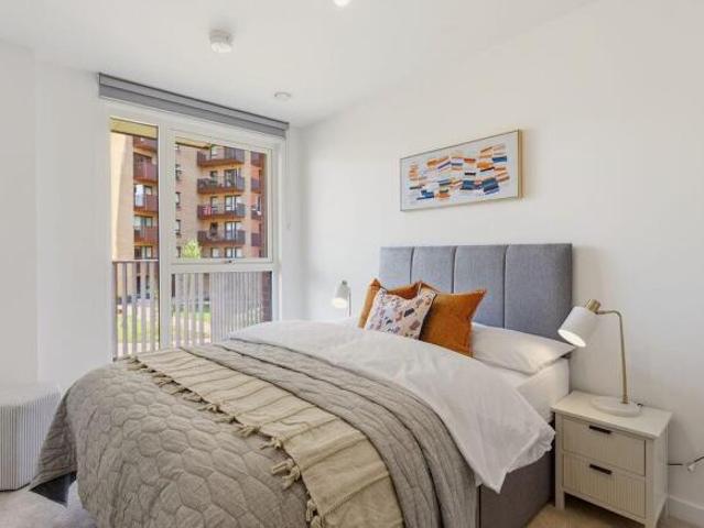 3 bedroom flat for rent in Royal Gateway, London, W3