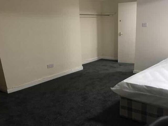 3 bedroom flat for rent in Royal Park Terrace, Leeds, LS6