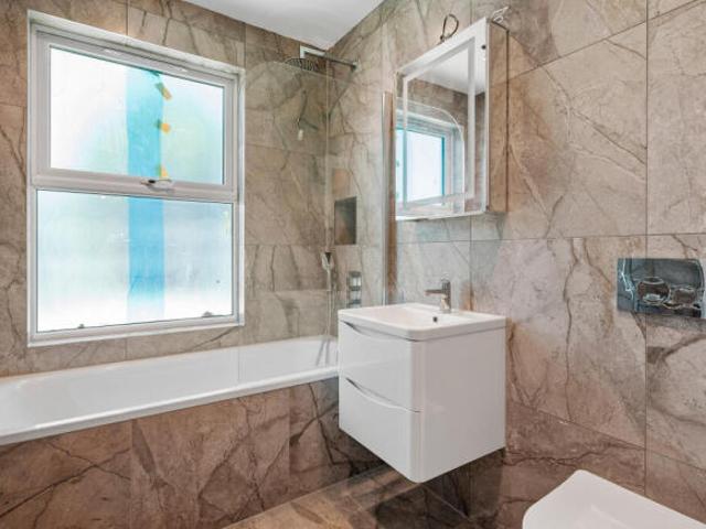 3 bedroom flat for rent in Russell Road, London N13 4RP, N13
