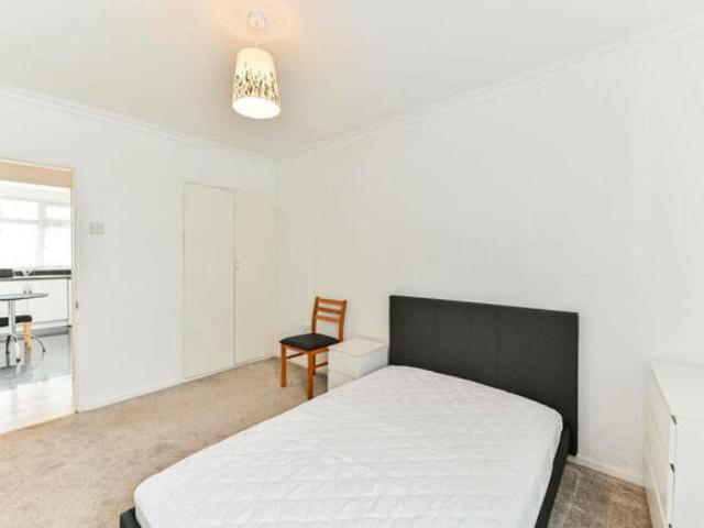 3 bedroom flat for rent in Scrutton Close, Clapham, SW12