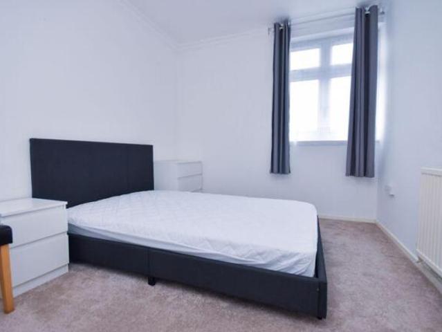 3 bedroom flat for rent in Scrutton Close, London, SW12