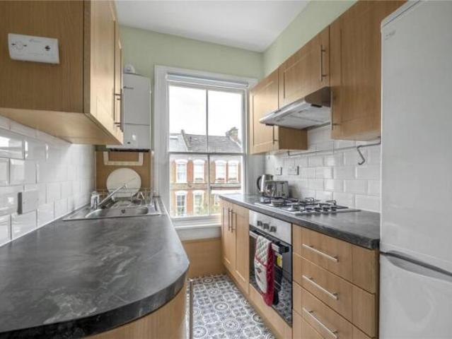3 bedroom flat for rent in Sandmere Road, Clapham, SW4