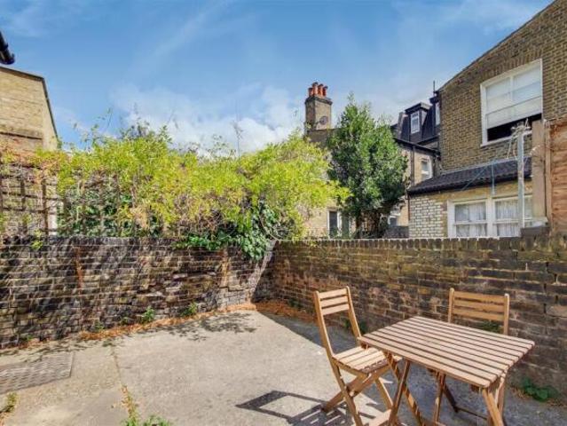 3 bedroom flat for rent in Sedlescombe Road, Fulham, SW6