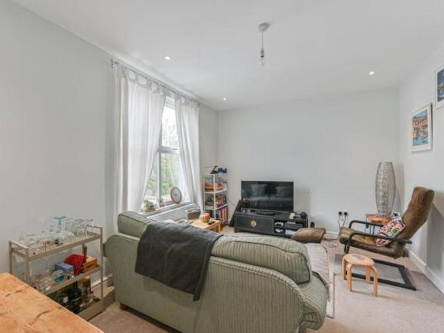 3 bedroom flat for rent in Seely Road, Tooting, London, SW17