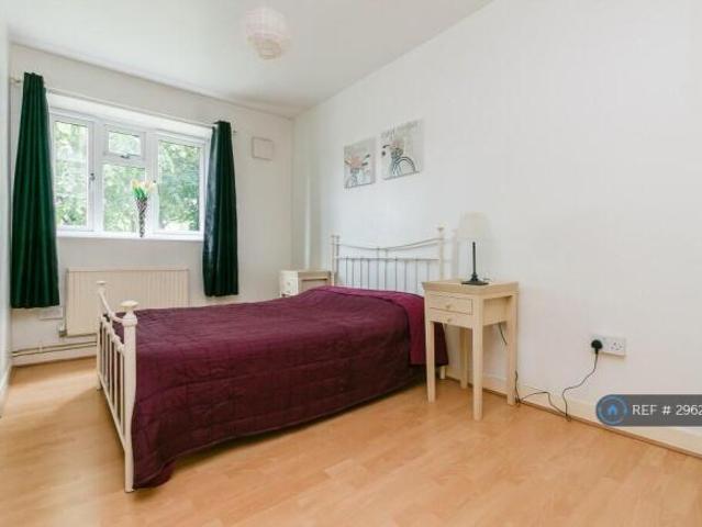 3 bedroom flat for rent in Selby House, London, SW4