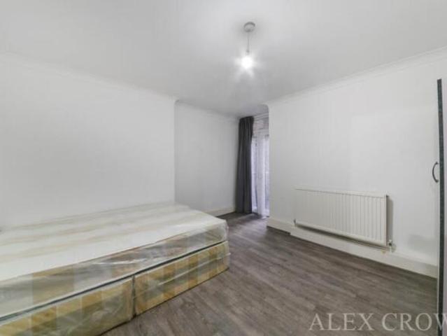 3 bedroom flat for rent in Seven Sisters Road, Finsbury Park, N7