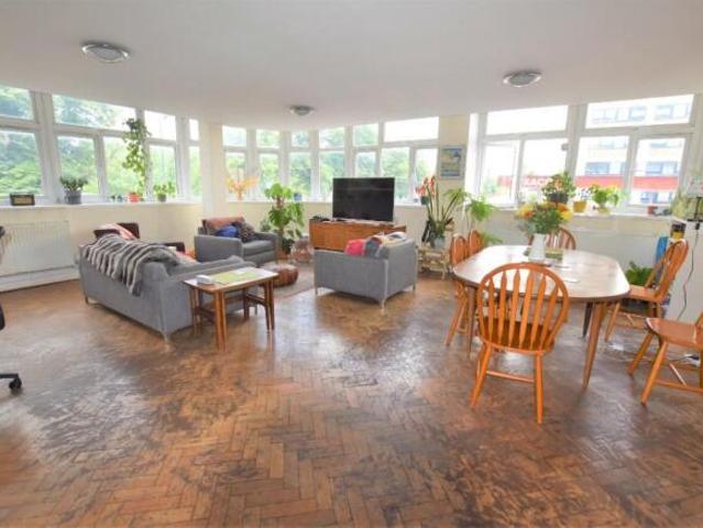 3 bedroom flat for rent in Seven Sisters Road, Hackney, London, N4