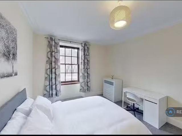 3 bedroom flat for rent in Skene Terrace, Aberdeen, AB10
