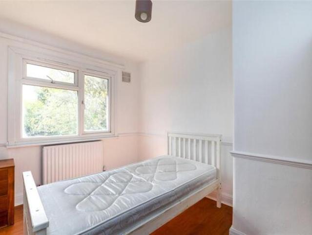 3 bedroom flat for rent in Skipsey Avenue, London, E6
