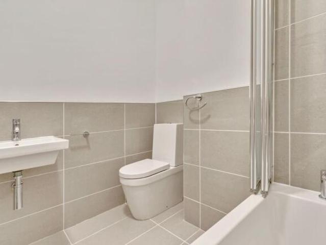 3 bedroom flat for rent in Shacklewell Lane, London, E8