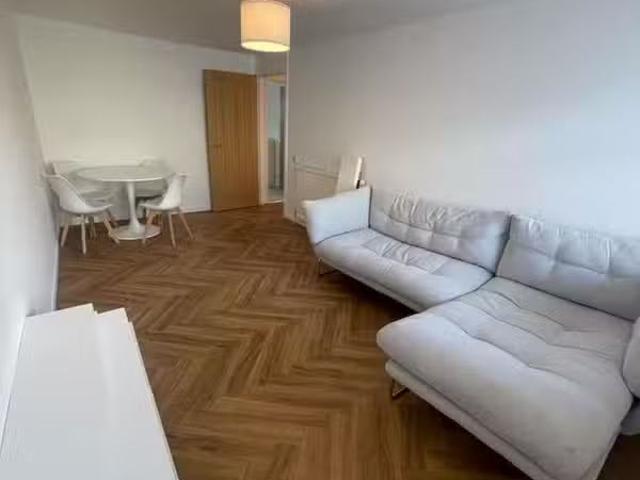 3 bedroom flat for rent in Shirreff Court, Abbotsford Road, Re.