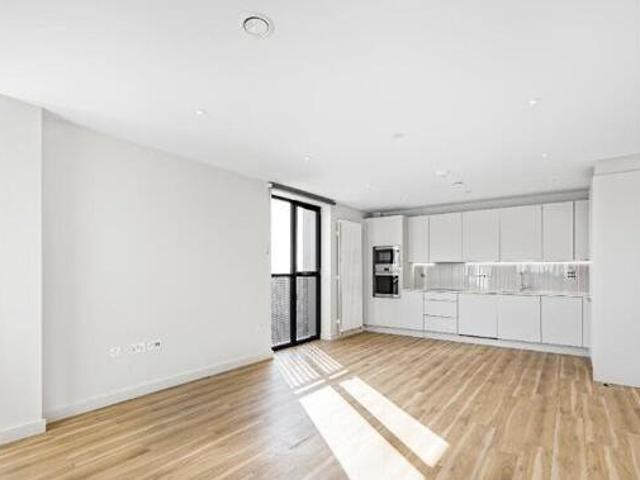 3 Bedroom Flat For Rent In South Croydon, Surrey